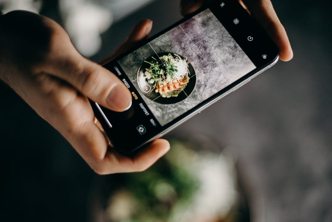 14 Phone Photography Pro Tips for Beginners (Android & iPhone)